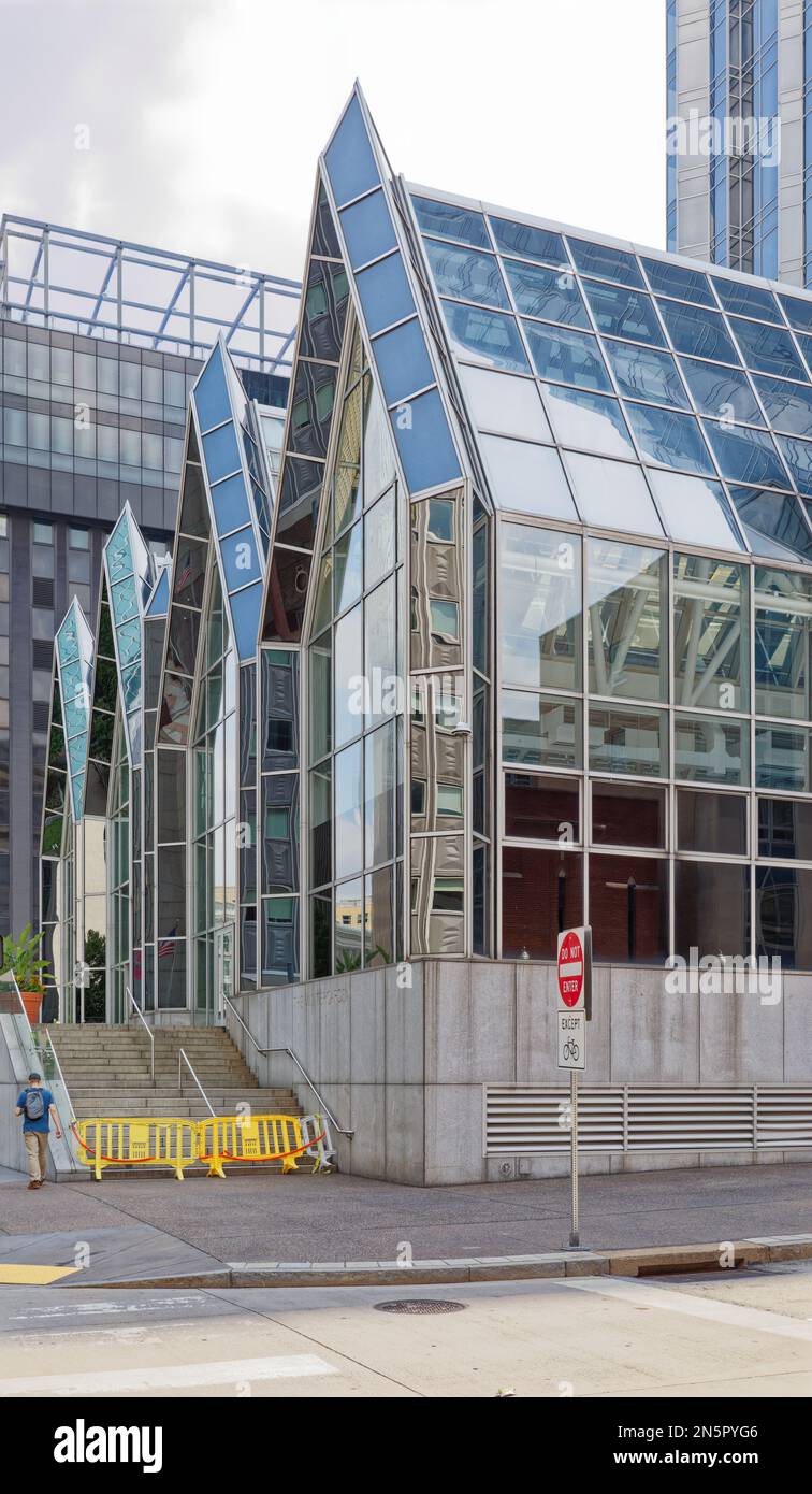 Pittsburgh Downtown: PPG Industries, the glass giant, built a giant ...