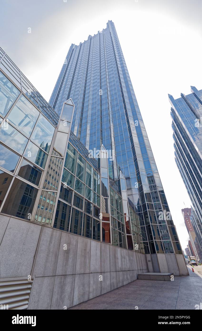 Pittsburgh Downtown: PPG Industries, the glass giant, built a giant ...