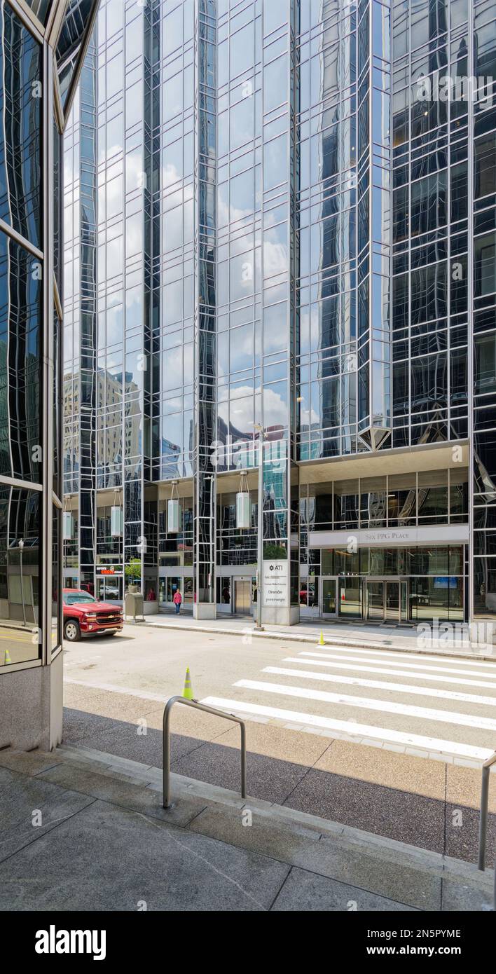 Pittsburgh Downtown: PPG Industries, the glass giant, built a giant ...