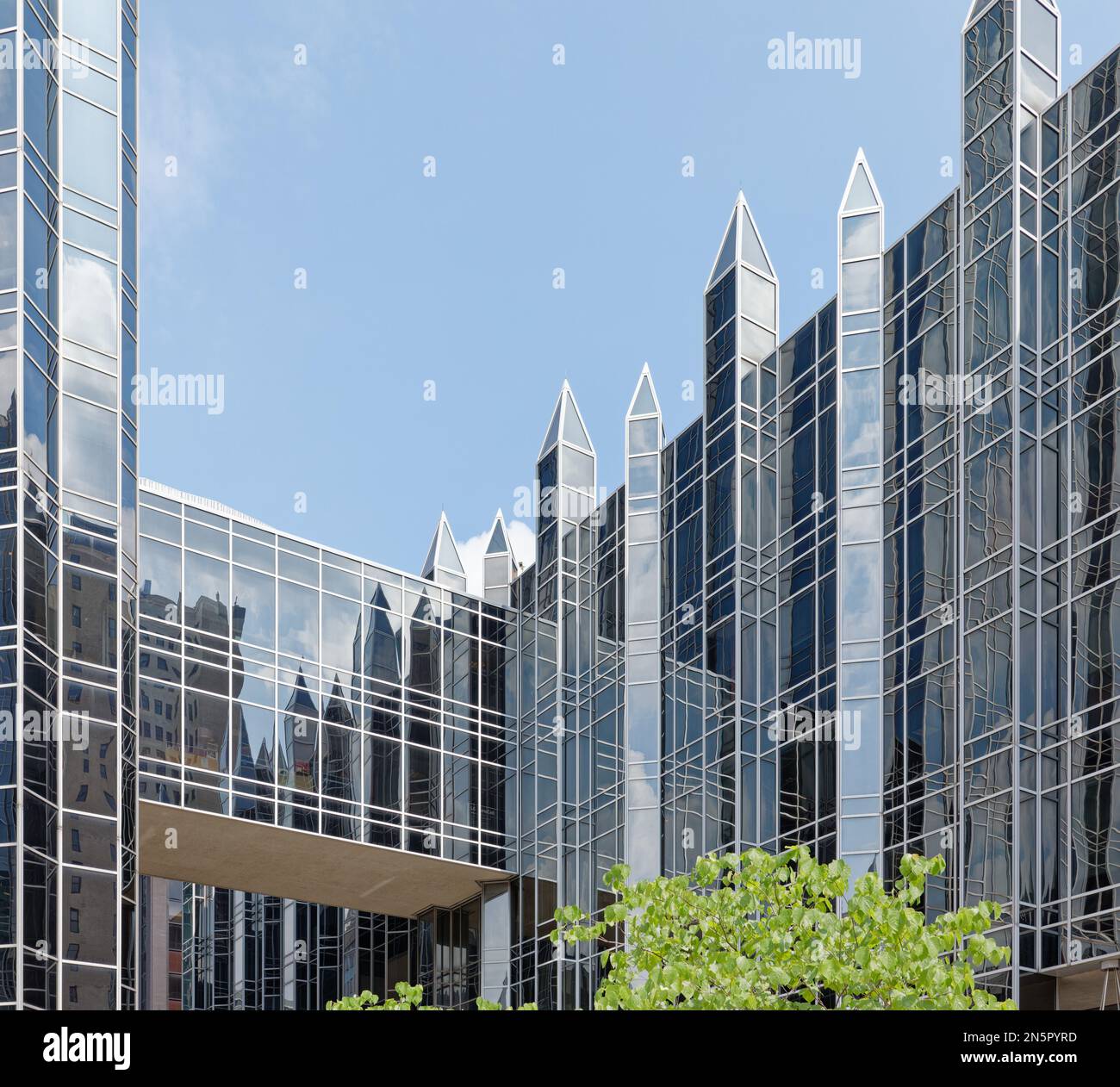 Pittsburgh Downtown: PPG Industries, the glass giant, built a giant ...