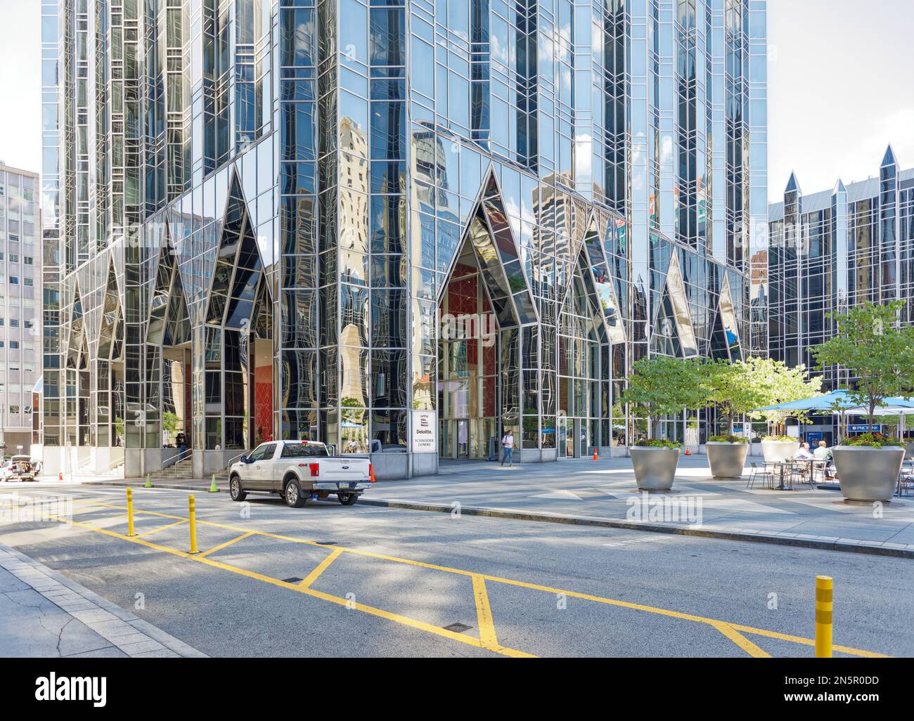 Pittsburgh Downtown: PPG Industries, the glass giant, built a giant ...