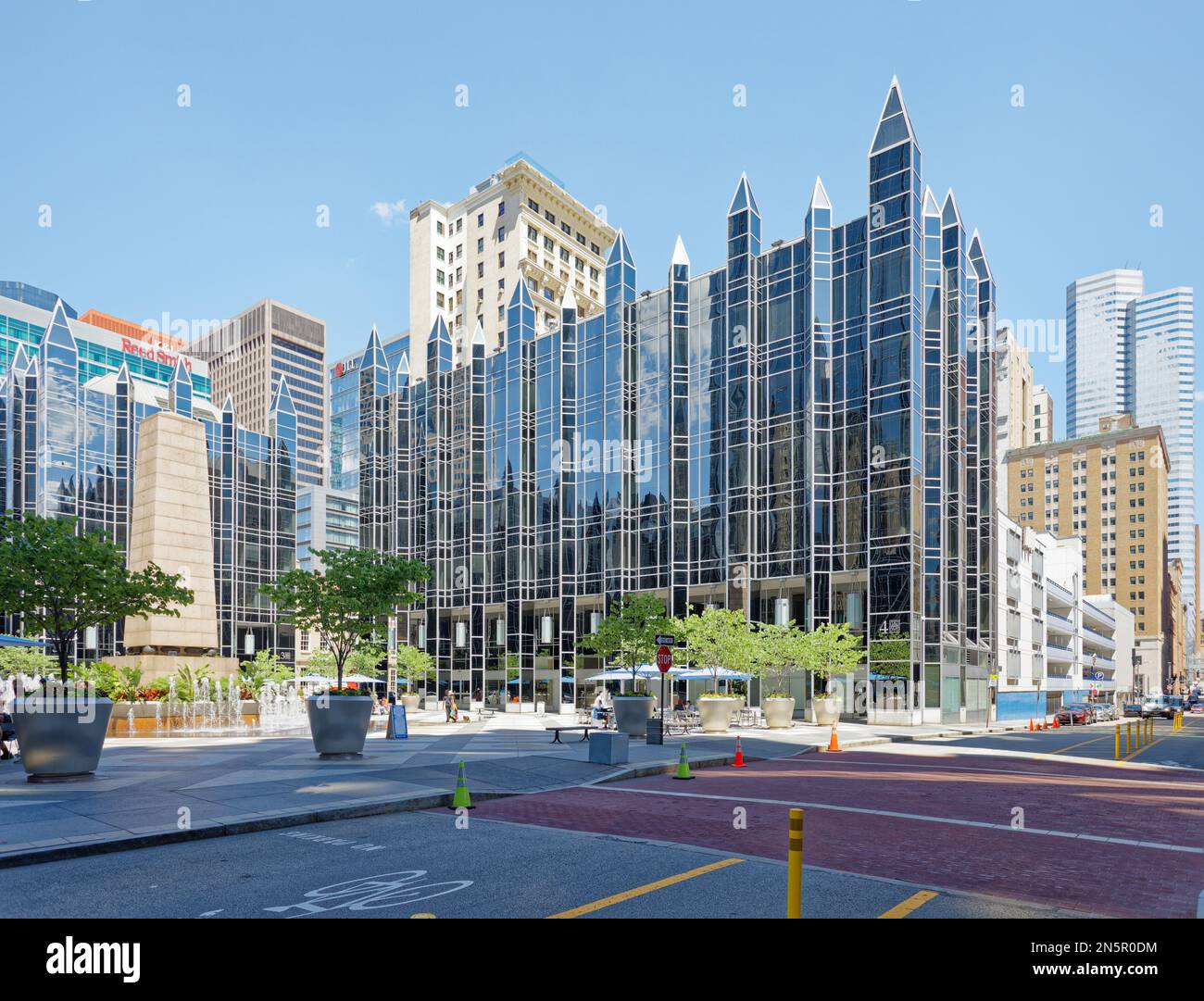 Pittsburgh Downtown: PPG Industries, the glass giant, built a giant ...