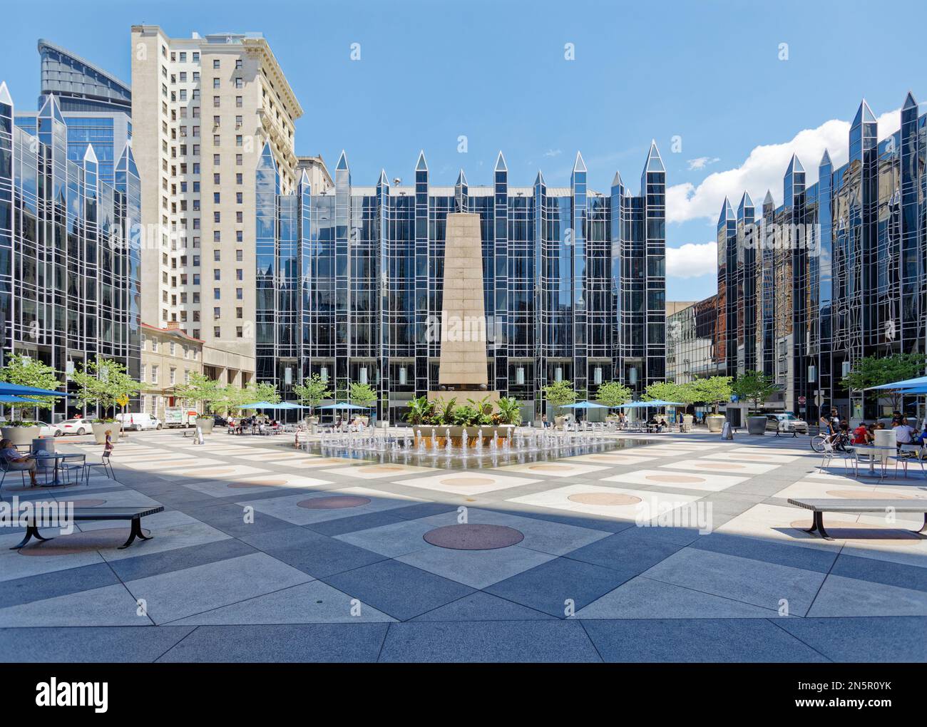 Pittsburgh Downtown: Plaza at PPG Place includes a fountain – monitored ...