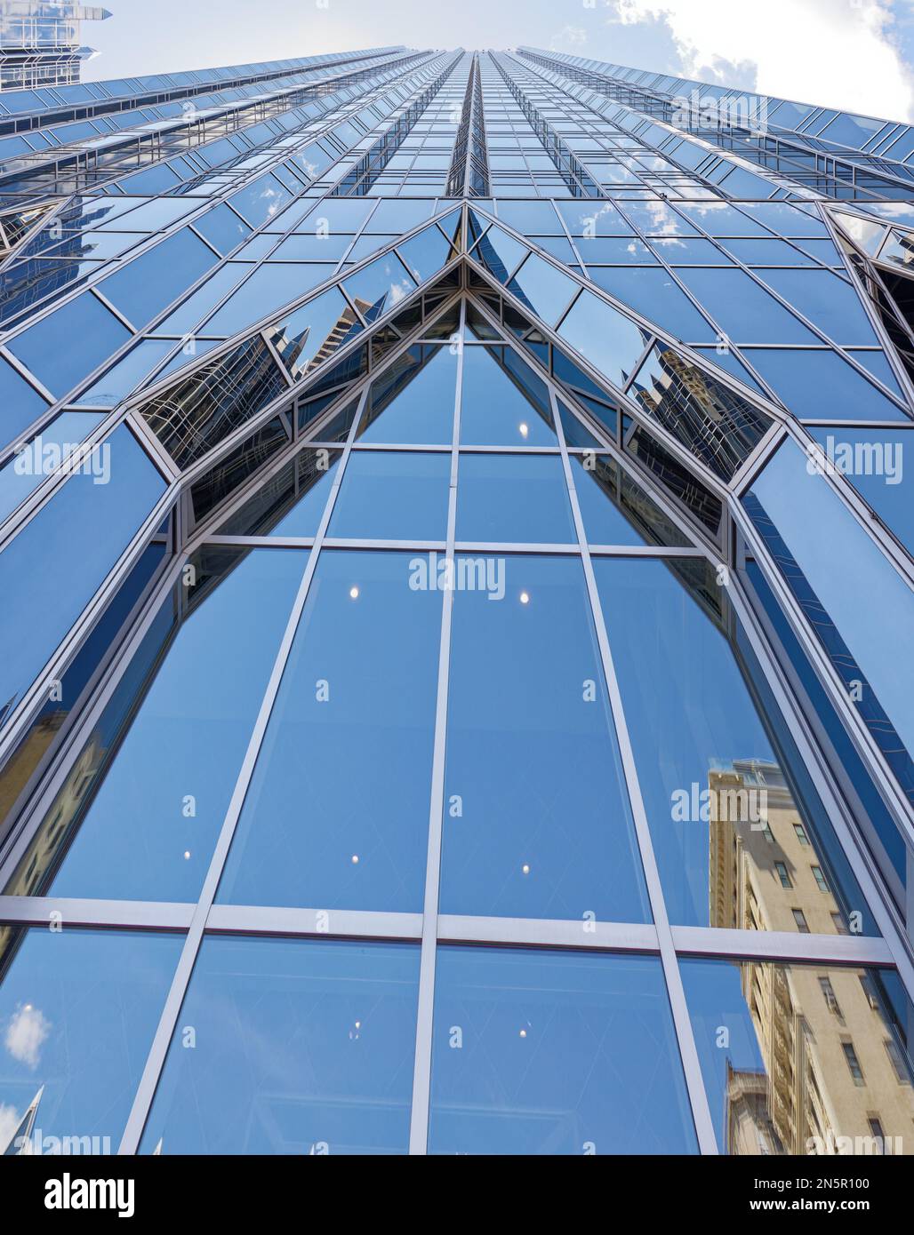 Pittsburgh Downtown: Looking up the One PPG Place façade Stock Photo ...
