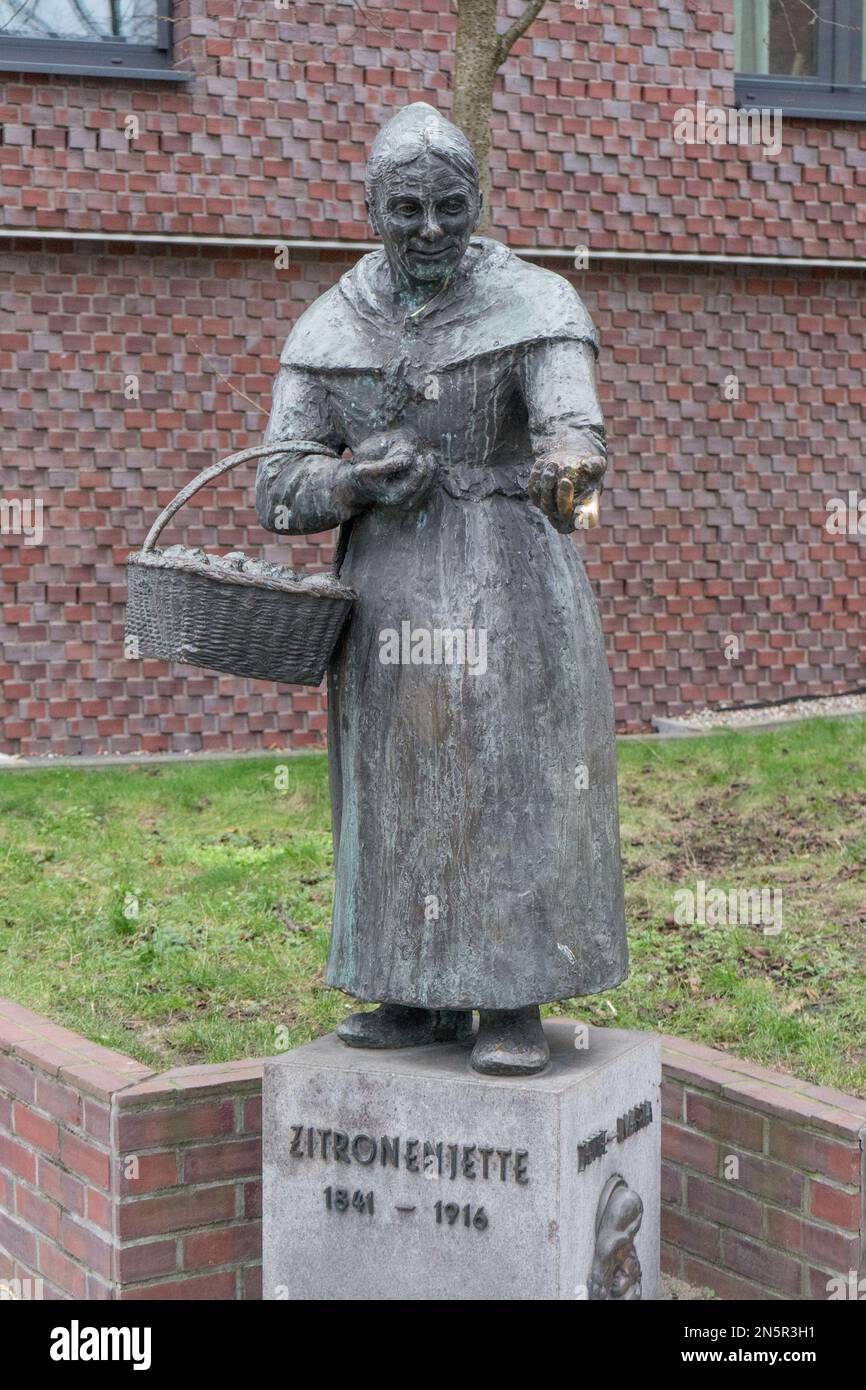 Bronze sculpture of the lemon jet in Hamburg Stock Photo - Alamy