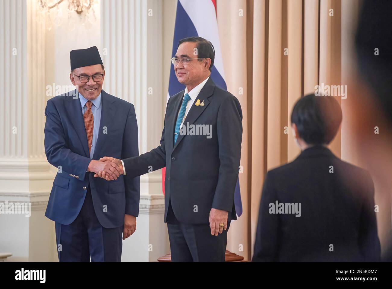 Malaysia's Prime Minister Anwar Ibrahim (L) and Thailand's Prime ...