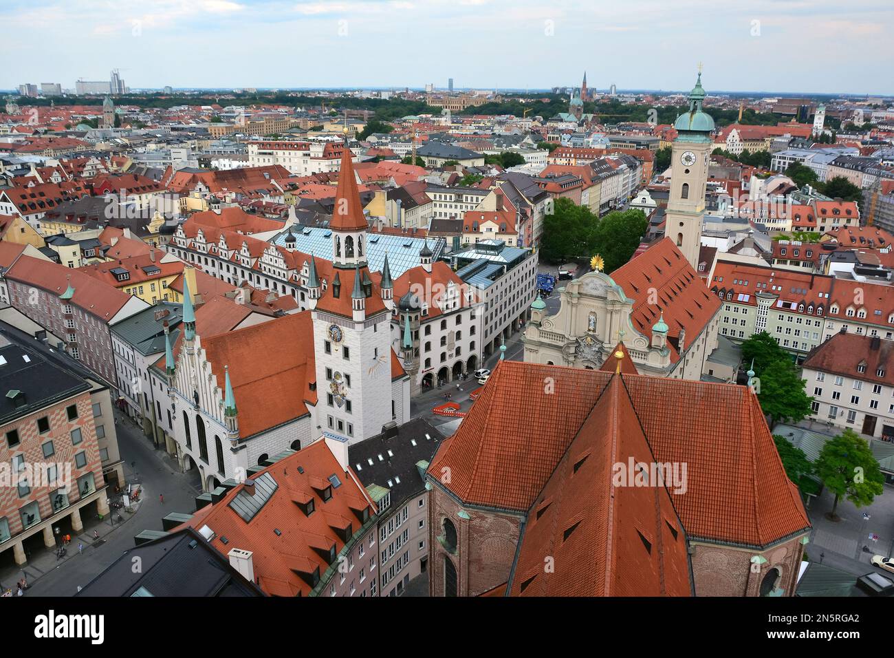 Munich munchen germany skyline day hi-res stock photography and images ...