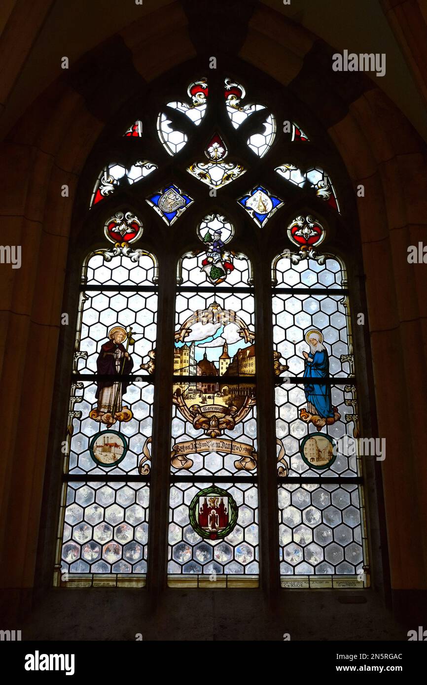 colored stained glass window, New town hall, Marienplatz, Mary's Square ...