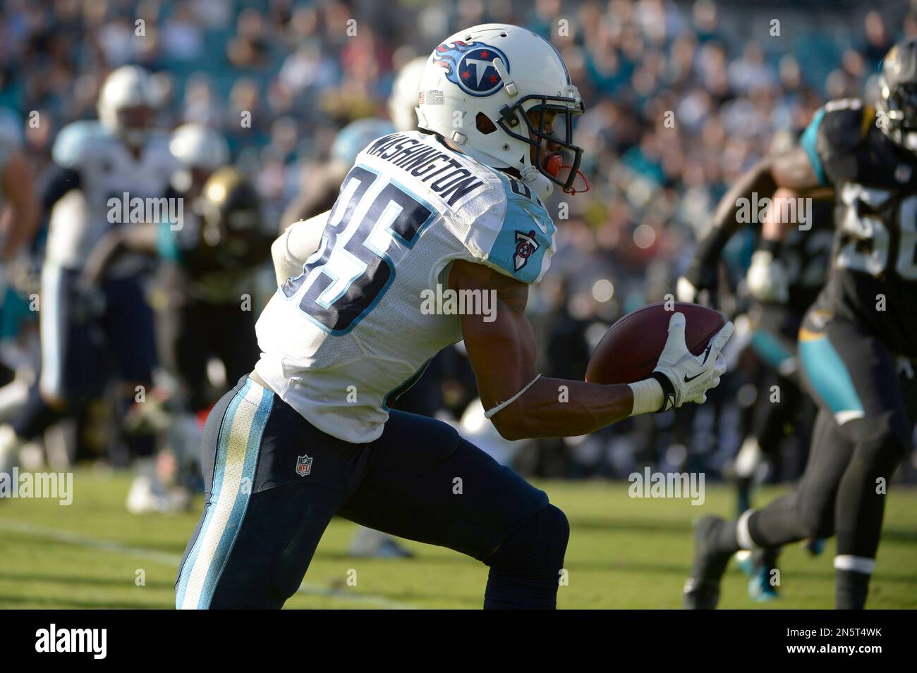 Tennessee Titans wide receiver Nate Washington (85) runs after making a ...