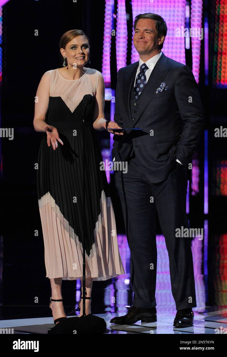 Emily Deschanel, left, and Michael Weatherly present the award for ...