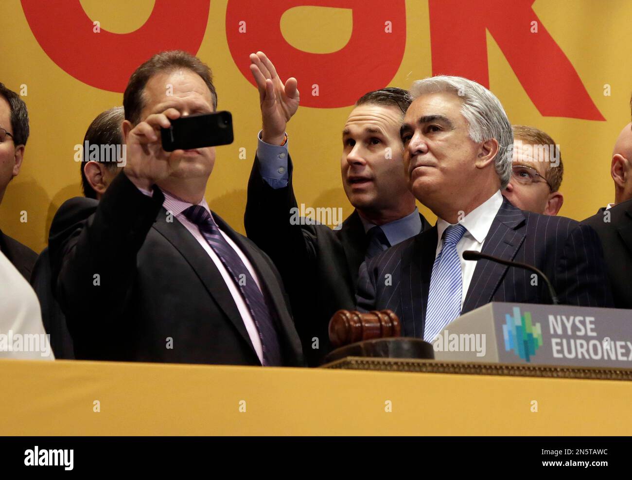 Kodak CEO Antonio Perez, right, talks with NYSE Executive Vice ...