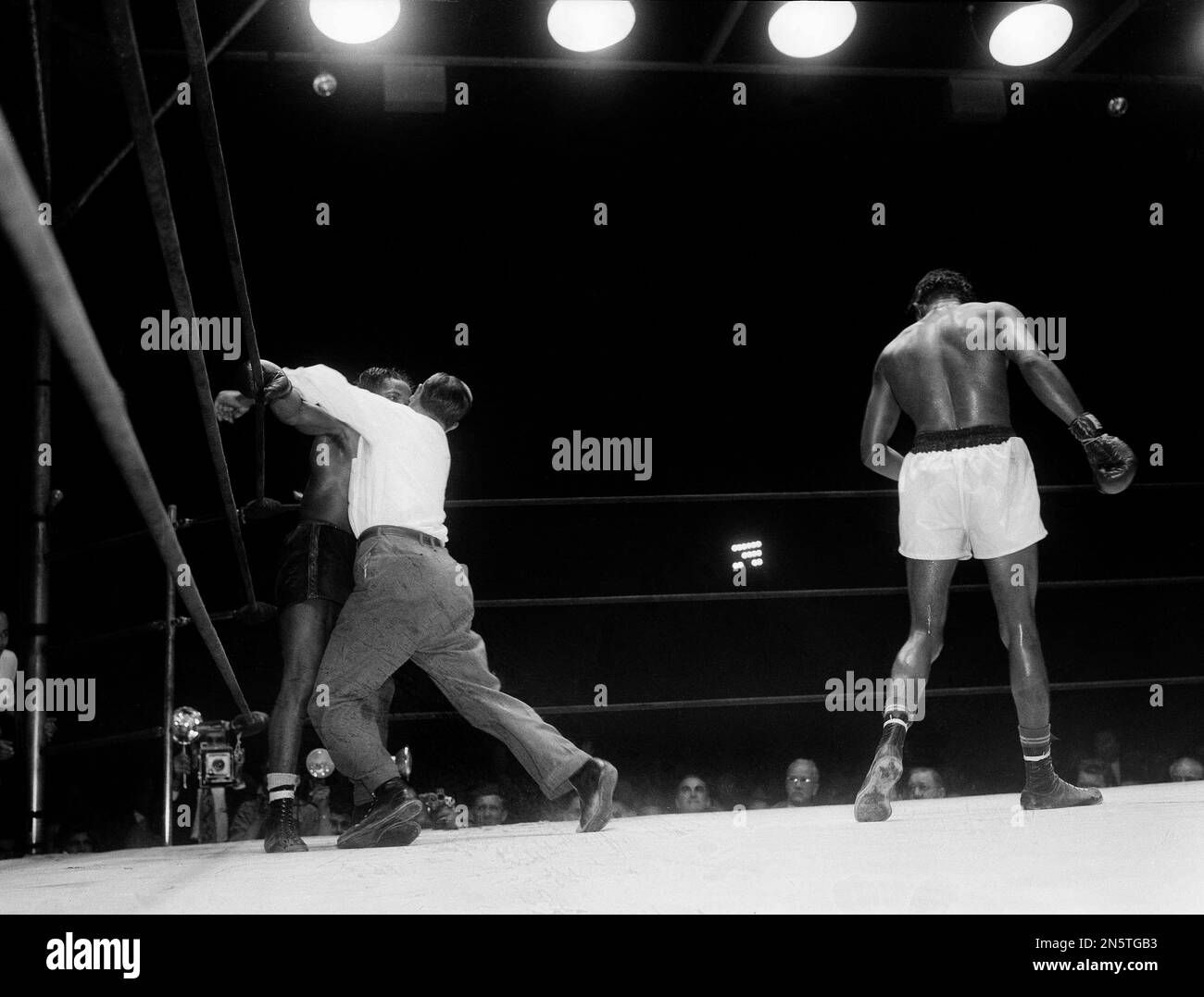 Referee Tomasco stops Gil Turner in corner halting welterweight title ...