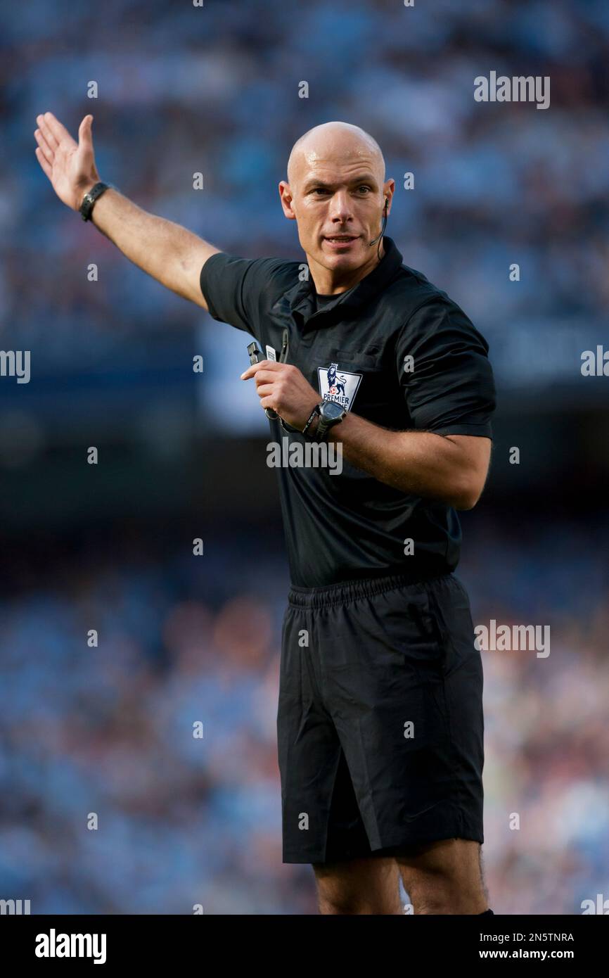 Referee Howard Webb during Manchester City's English Premier League ...