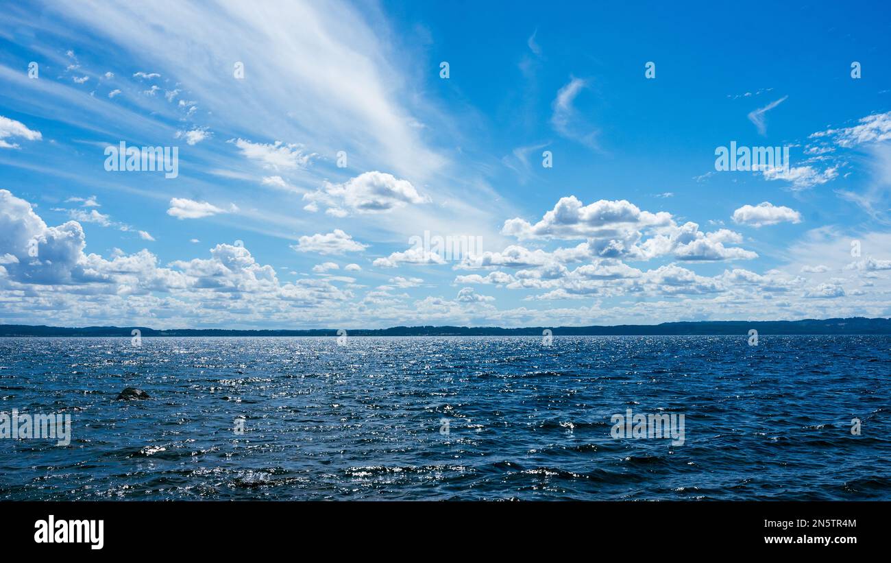 Vistas del lago ranco con el cielo azulado y con nubes Stock Photo - Alamy