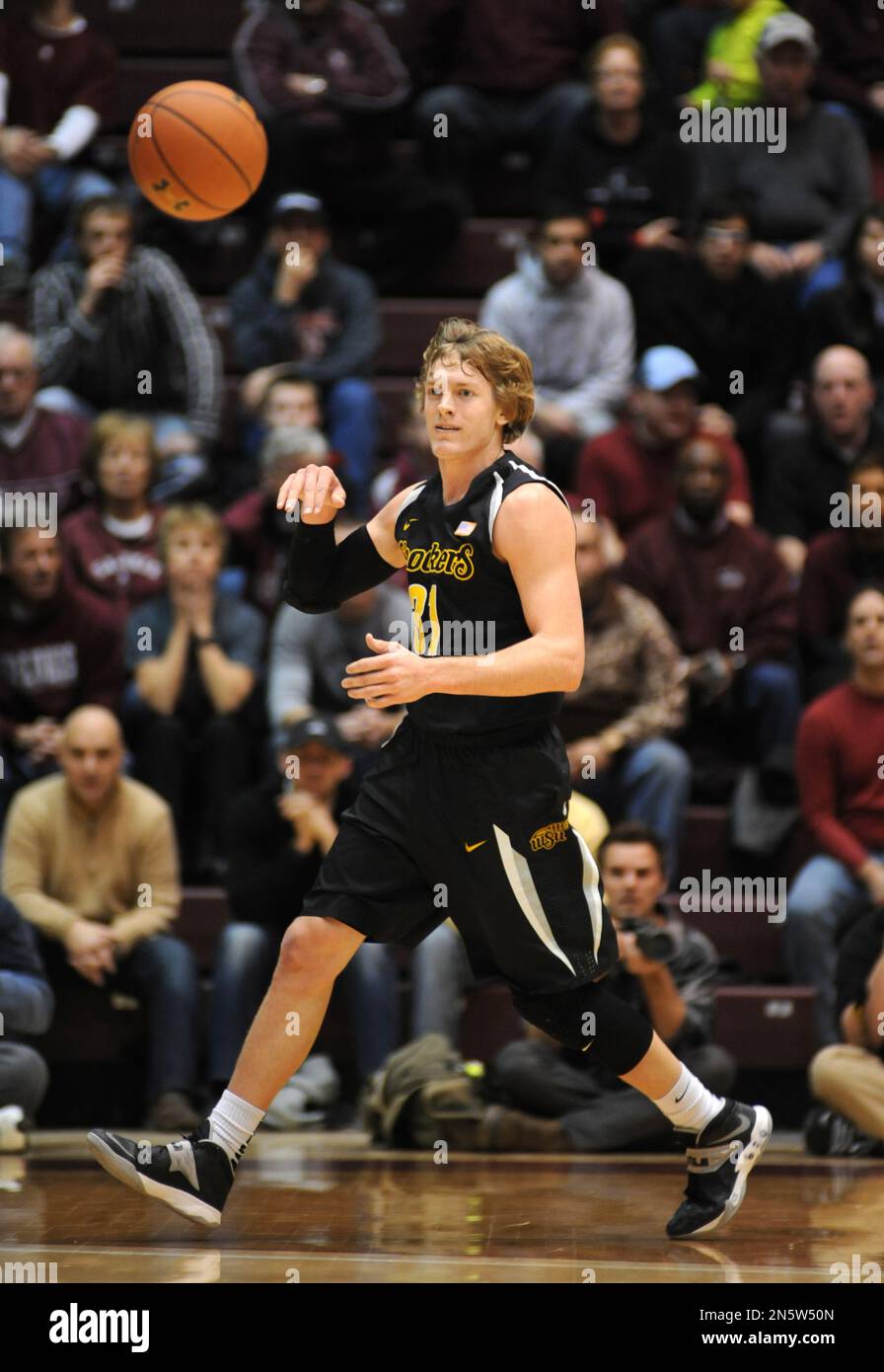 Wichita State's Ron Baker (31) passes the ball during the first period ...