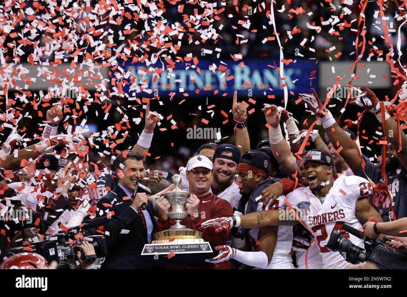 Oklahoma head coach Bob Stoops holds the Sugar Bowl trophy with his ...