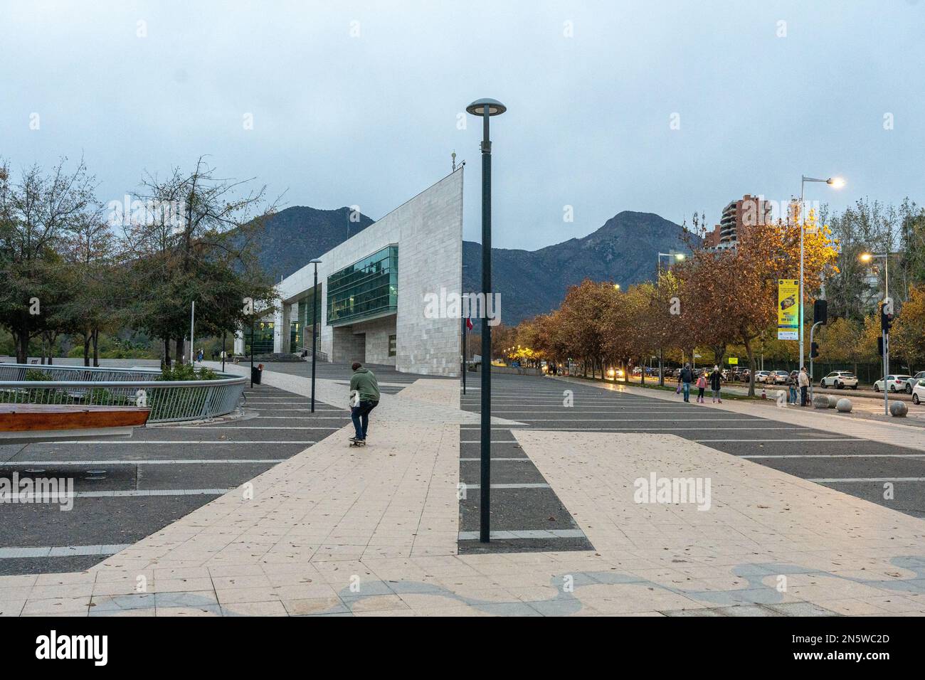Parque Bicentenario, patio de la Municipalidad de Vitacura, Chile Stock ...