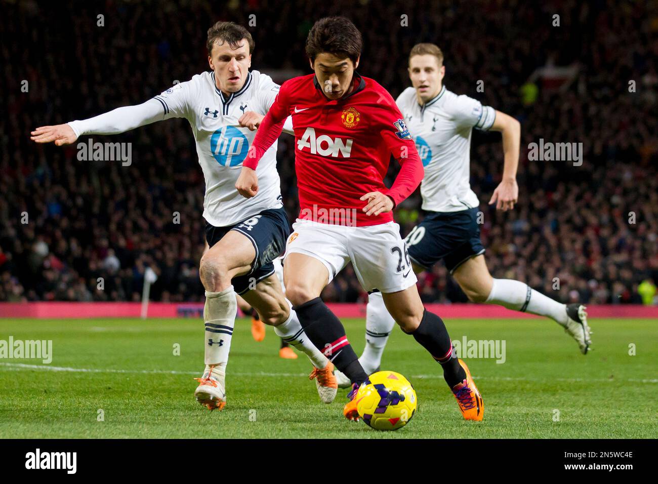 Manchester United's Shinji Kagawa, centre, fights for the ball against ...
