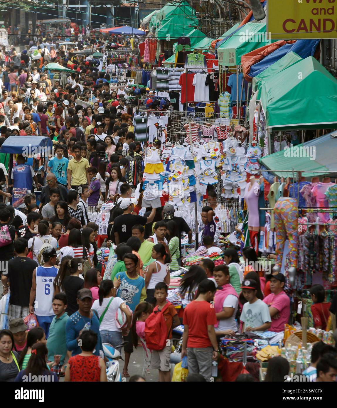 Hundreds of shoppers crowd Manila's commercial district of Divisoria to ...