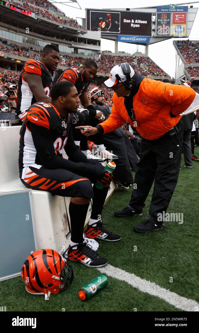 Cincinnati Bengals defensive line coach Jay Hayes, right, talks with ...