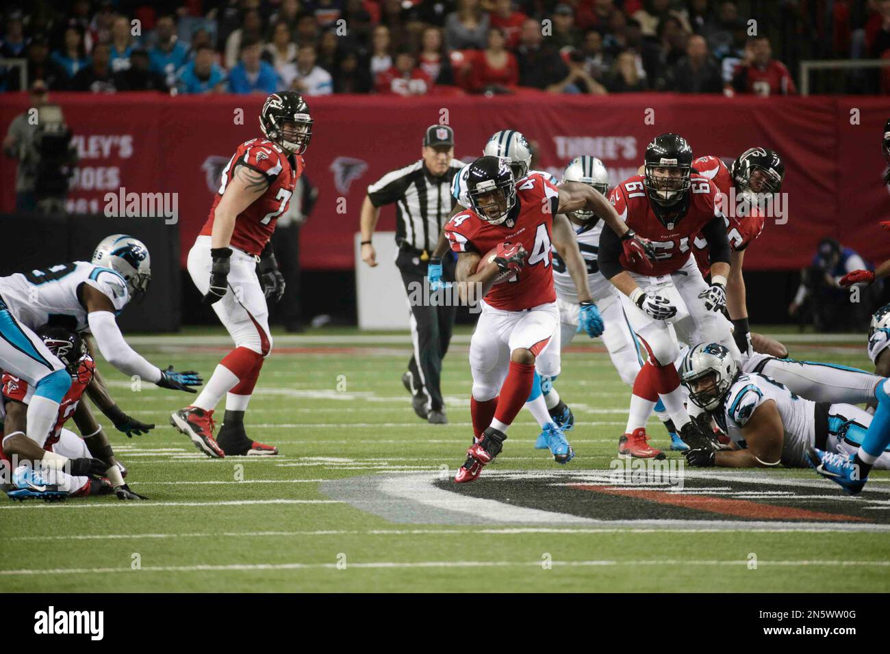 Atlanta Falcons fullback Jason Snelling (44) runs against the Carolina ...