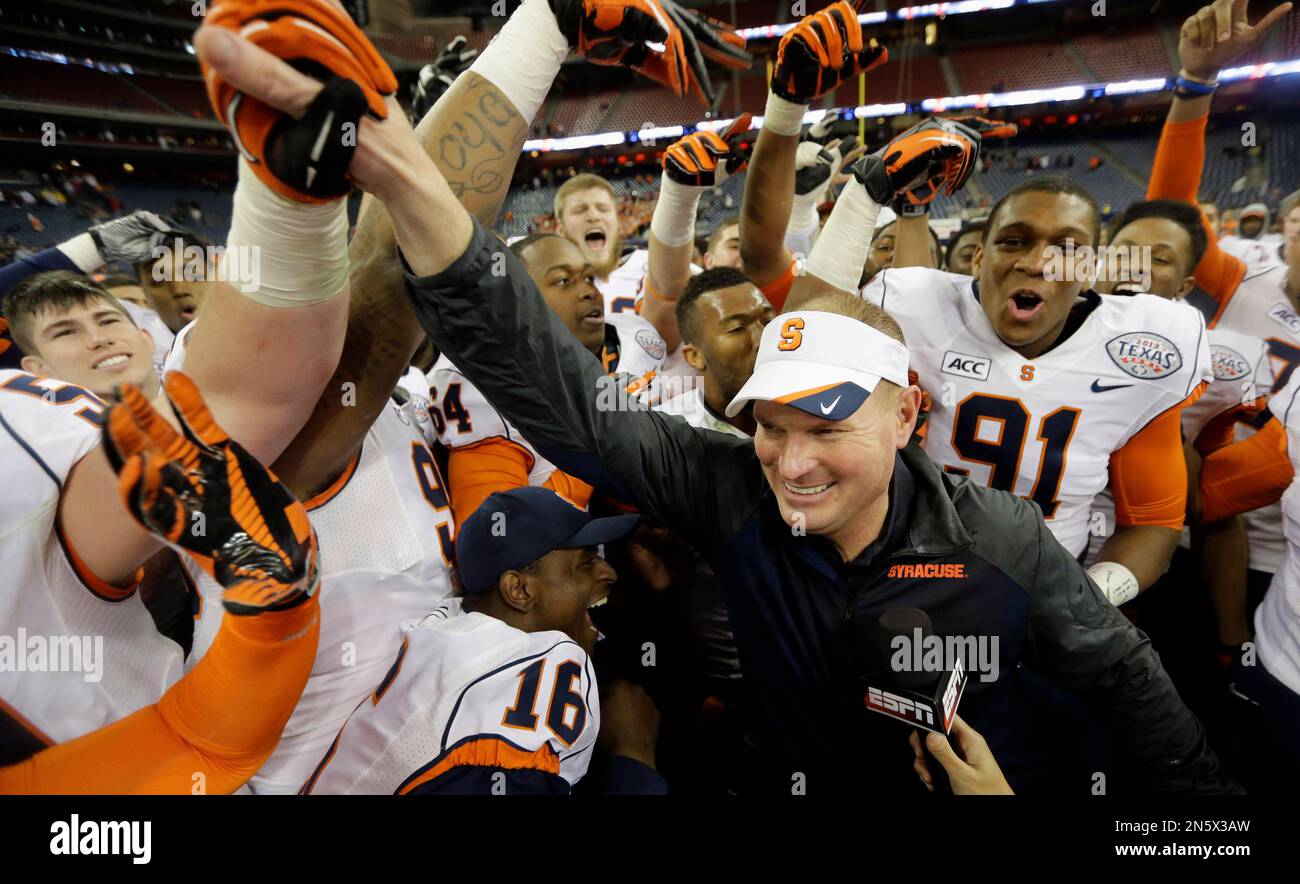 Syracuse coach Scott Shafer, right, celebrates with his team after ...