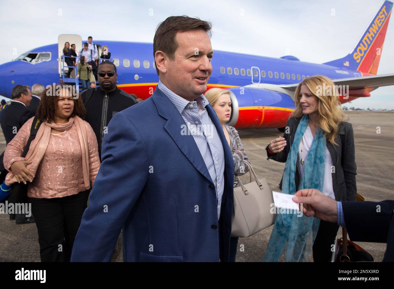 Oklahoma football coach Bob Stoops, center, is welcomed to New Orleans ...