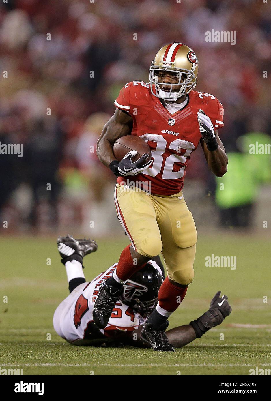 San Francisco 49ers running back Kendall Hunter (32) runs past Atlanta ...