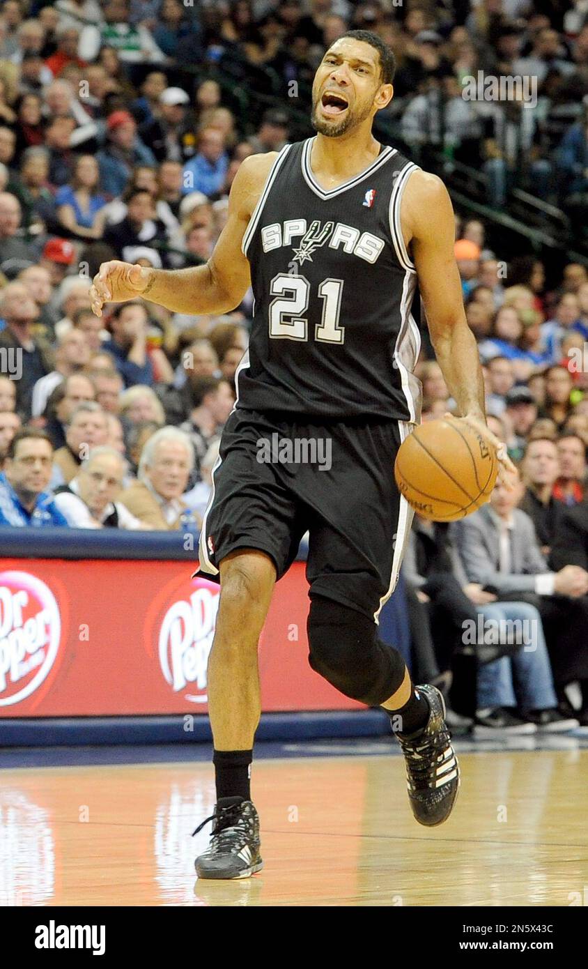 San Antonio Spurs forward Tim Duncan (21) brings the ball up court in ...