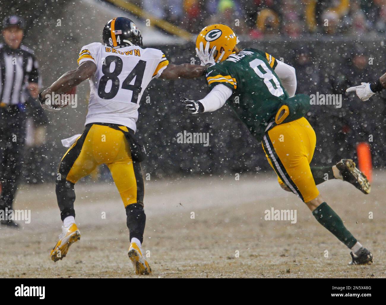 Pittsburgh Steelers wide receiver Antonio Brown stiff arms Green Bay ...