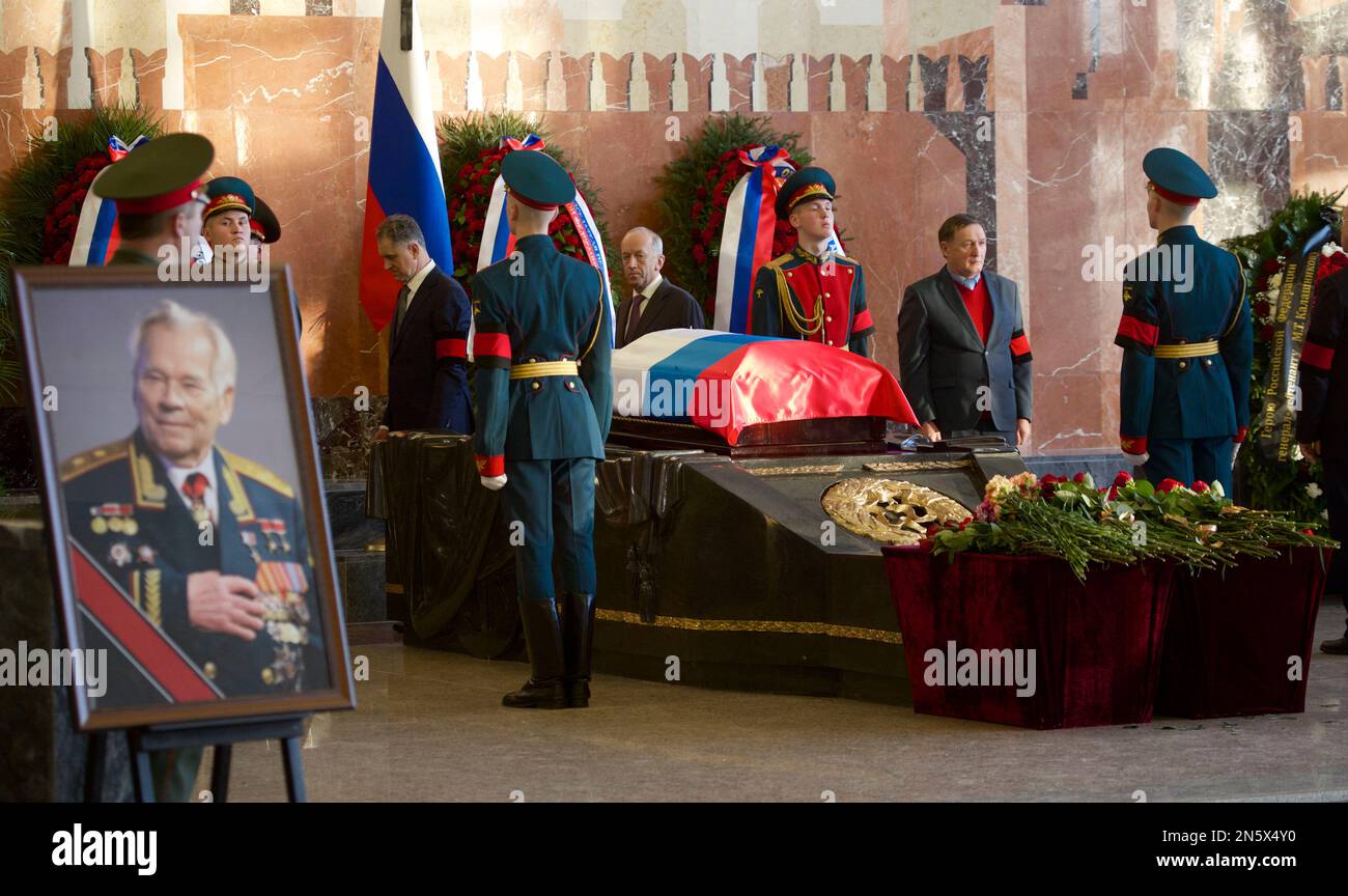 Honor guards surround coffin with body of famous Russian firearm ...