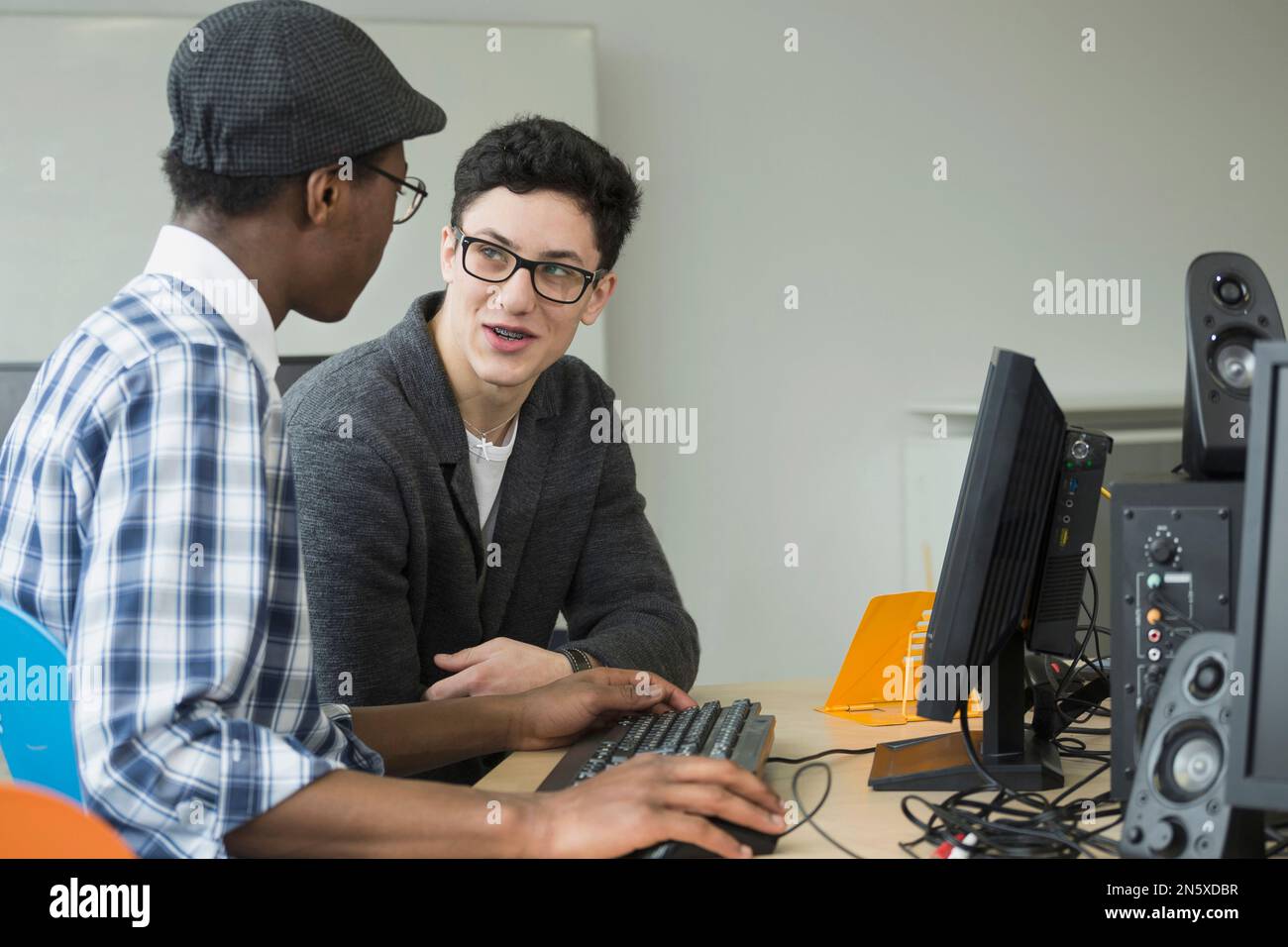 Students working at computer hi-res stock photography and images - Alamy