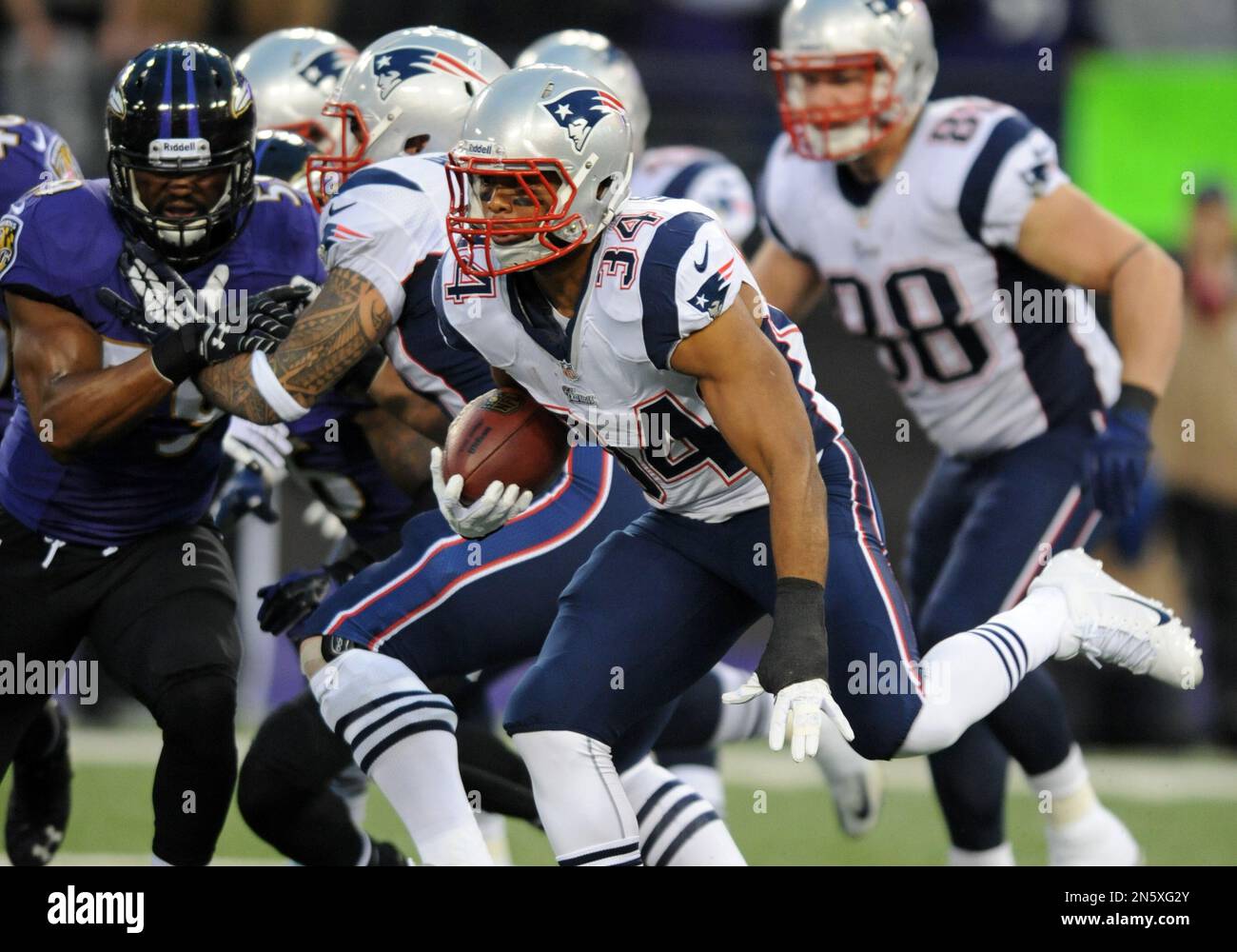New England Patriots running back Shane Vereen (34) rushes the ball in ...