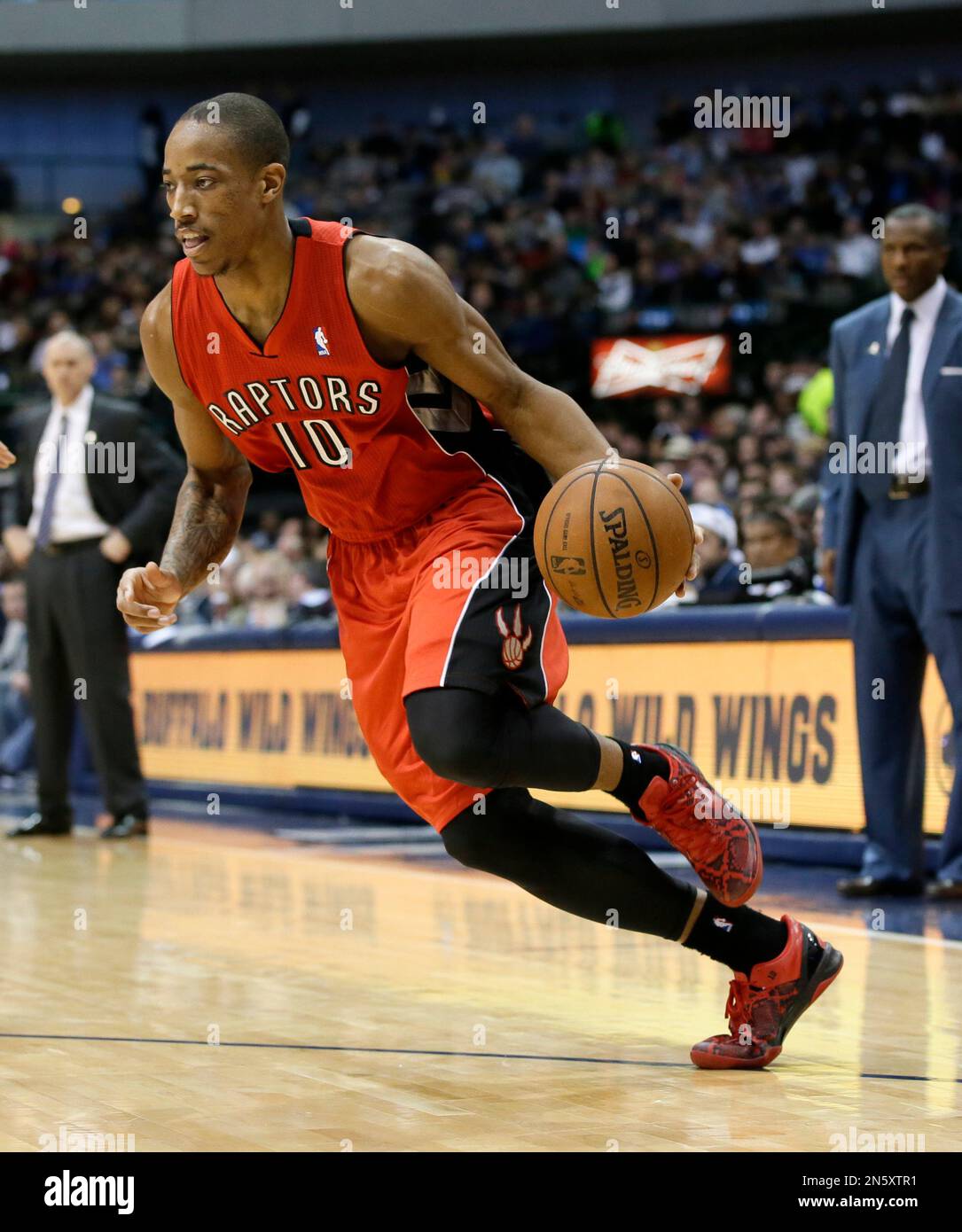 Toronto Raptors shooting guard DeMar DeRozan (10) drives to the basket ...