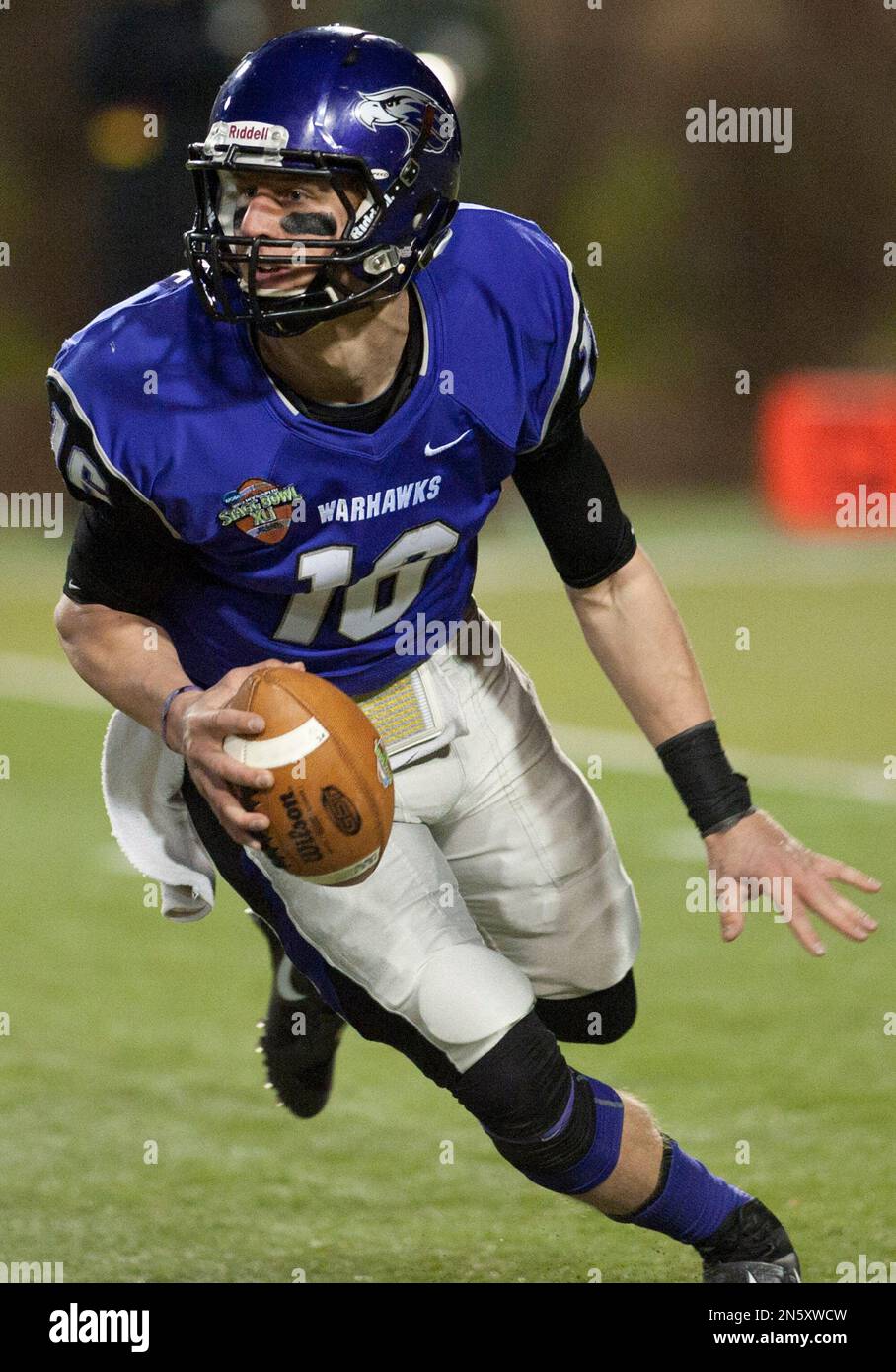 Wisconsin-Whitewater quarterback Matt Behrendt scrambles against Mount ...