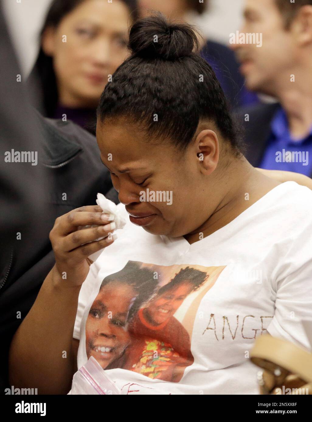 Nailah Winkfield, mother of Jahi McMath, cries before a courtroom ...