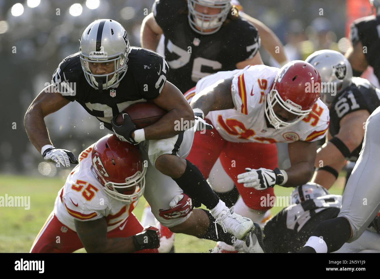 Oakland Raiders running back Rashad Jennings (27) runs against Kansas ...