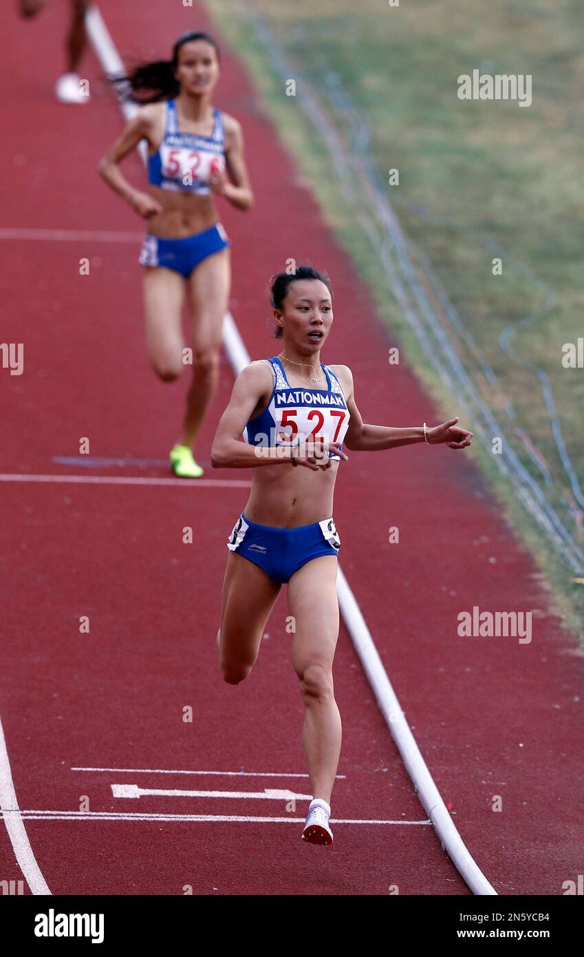 Vietnam's Thi Thao Do, front, and Thi Ly Vu compete during women's 800-meter final at the 27th ...