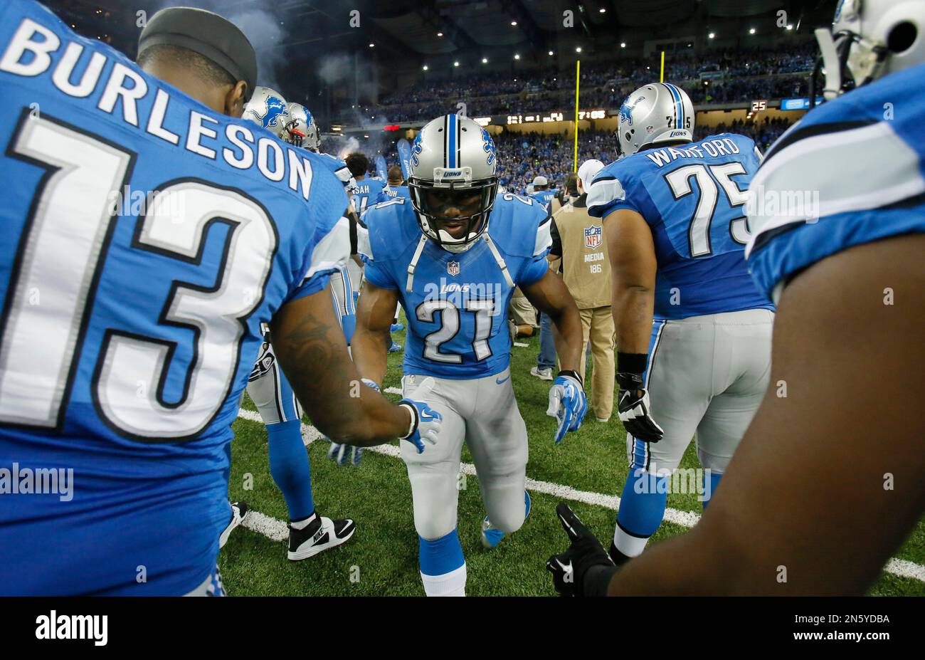 Detroit Lions running back Reggie Bush (21) greets teammates before the ...