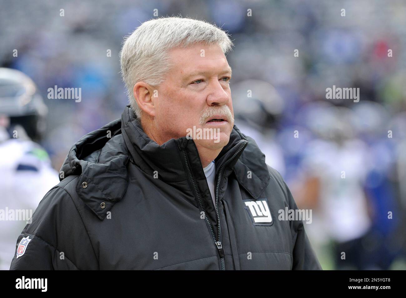 New York Giants offensive coordinator Kevin Gilbride looks on before an ...