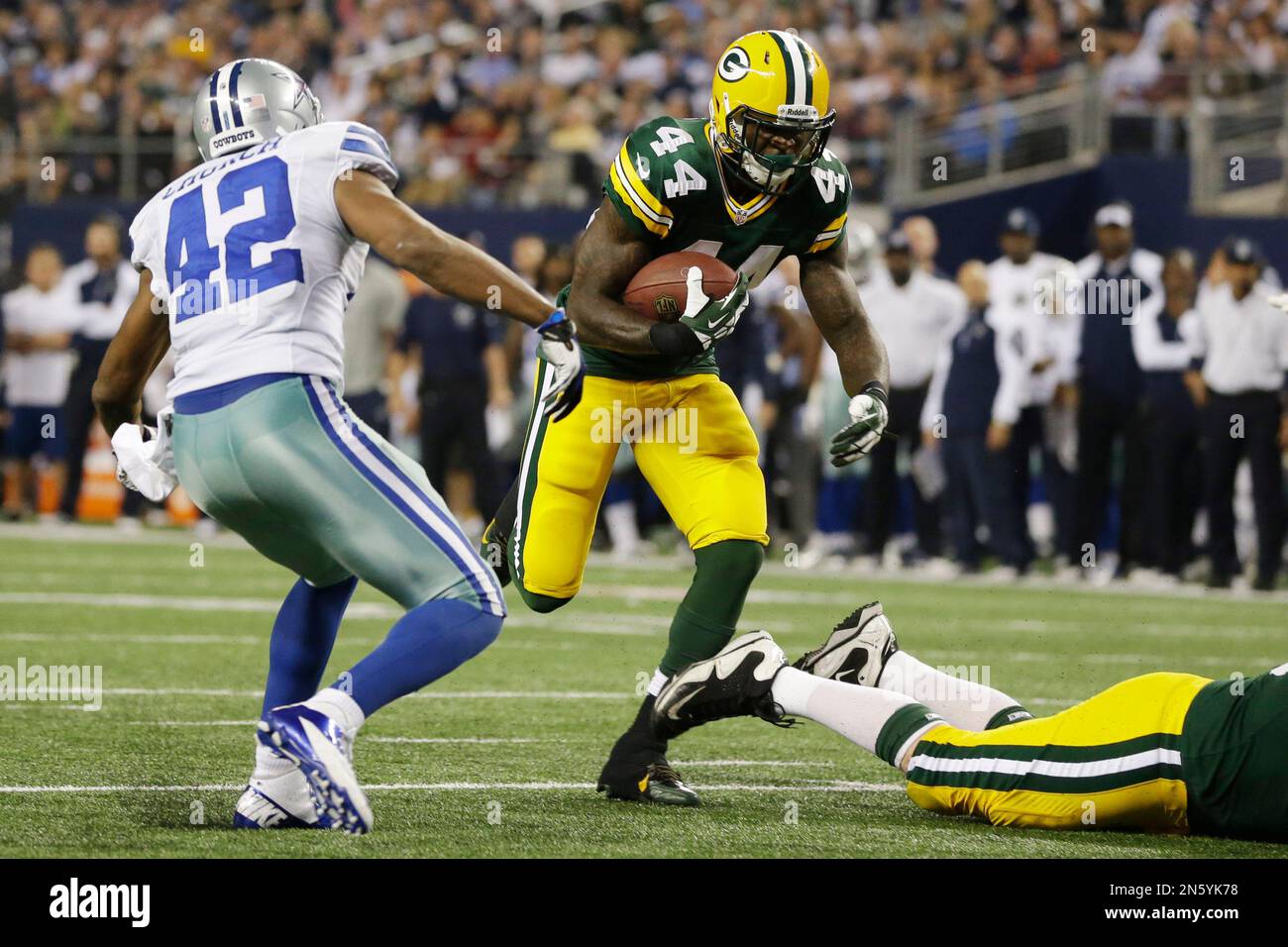 Green Bay Packers running back James Starks (44) goes in for a ...