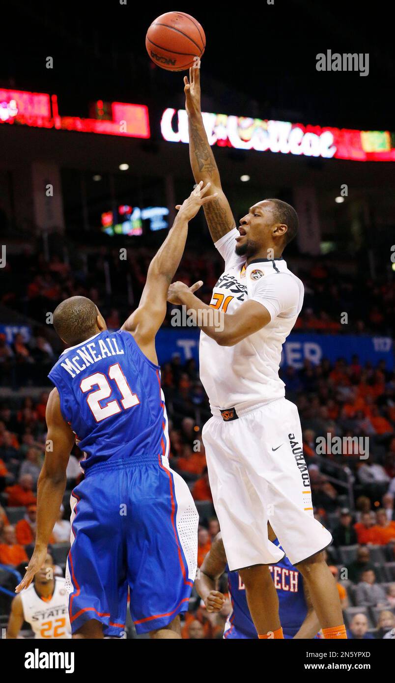 Oklahoma State post Kamari Murphy (21) shoots during an NCAA college ...