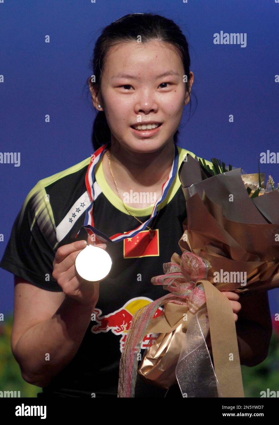 China's Li Xuerui poses for photographers with her medal after ...