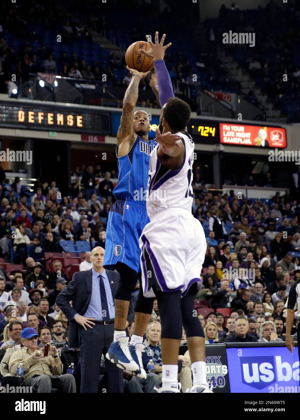 Dallas Mavericks guard Monta Ellis, left, shoots over Sacramento Kings ...
