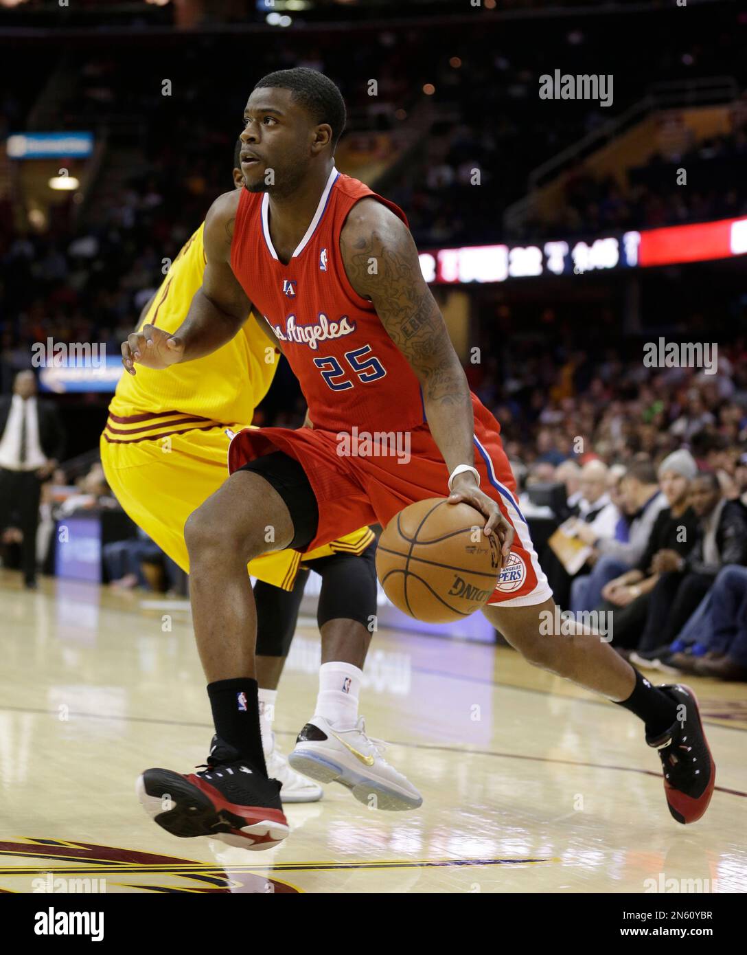 Los Angeles Clippers' Reggie Bullock (25) drives to the basket against ...