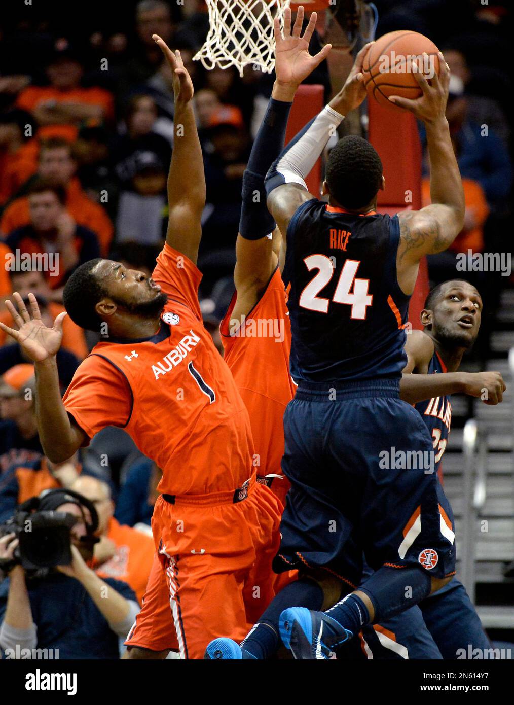 Illinois guard Rayvonte Rice (24) shoots over teammate Maverick Morgan ...
