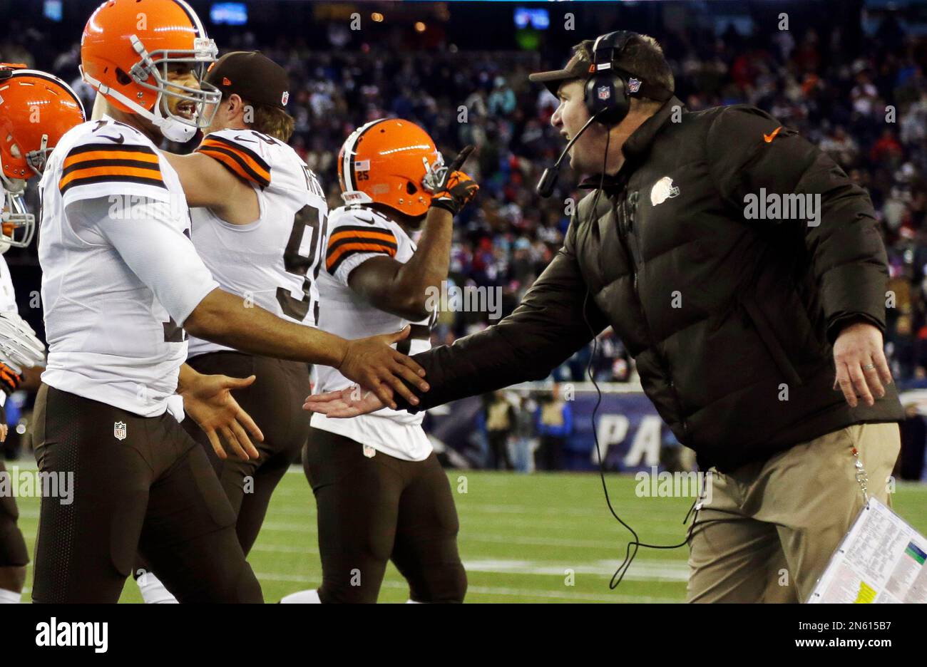 Cleveland Browns head coach Rob Chudzinski, right, congratulates ...
