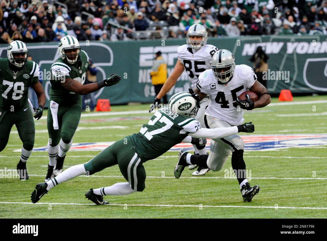Oakland Raiders fullback Marcel Reece, right, tries to run by New York ...