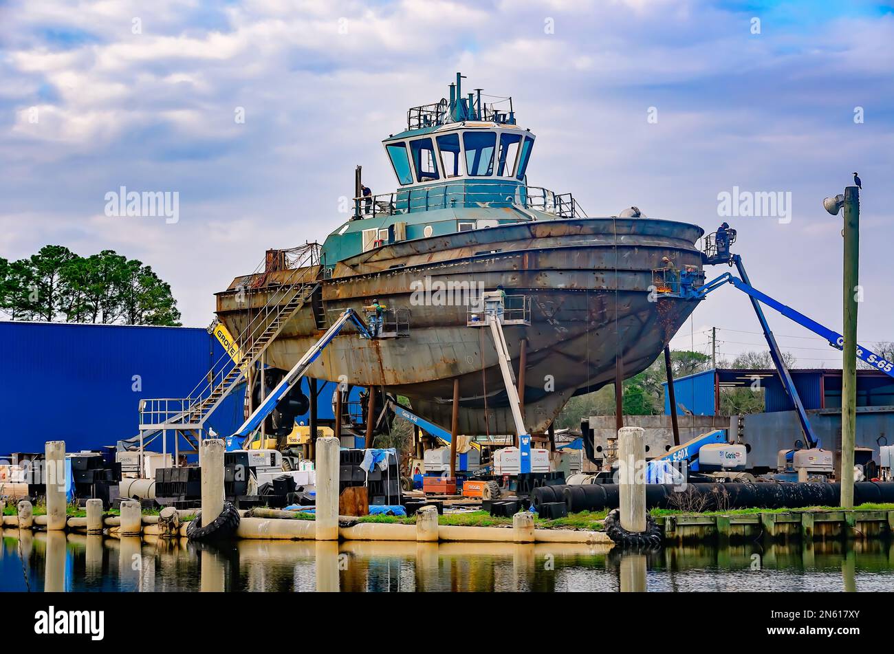 Master Boat Builders employees work on eWolf, the first all-electric ...