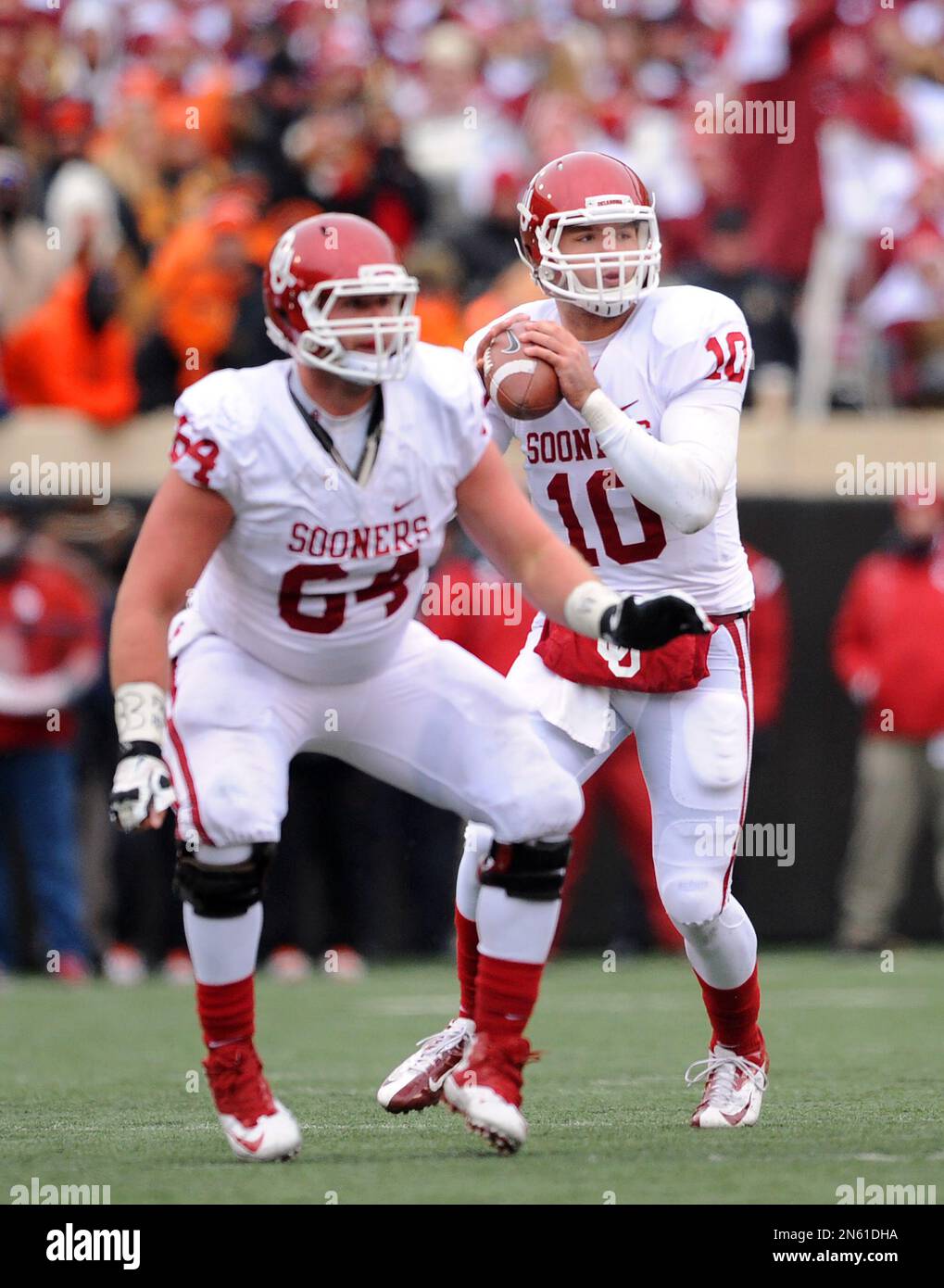 Oklahoma offensive Gabe Ikard (64), blocks for quarterback Blake Bell ...